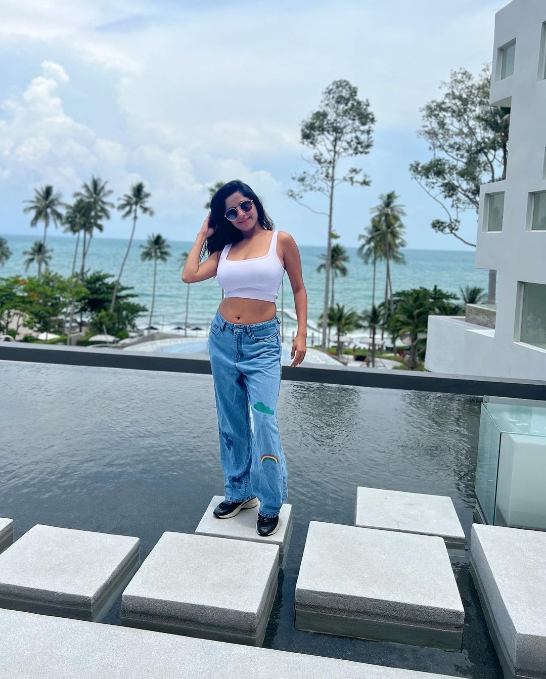 छोटा सा रिवीलिंग टॉप पहनकर केट शर्मा ने फ्लॉन्ट किया Sexy कर्व्स, अदाएं ...