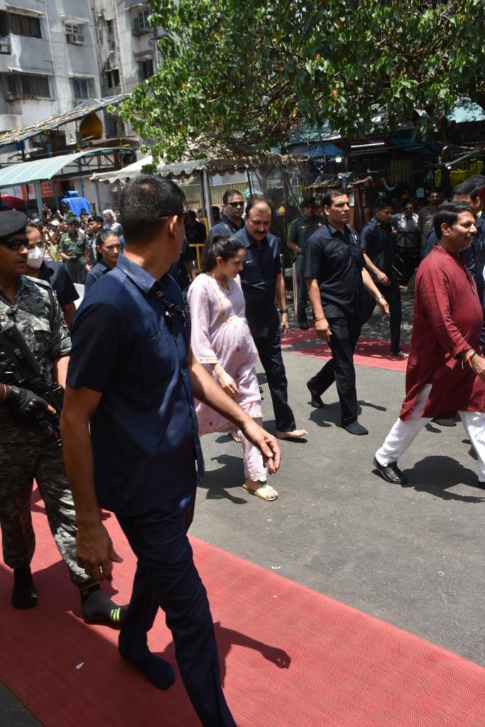The Ambani Family Visits Siddhivinayak Temple, Mom-to-be Shloka Ambani ...