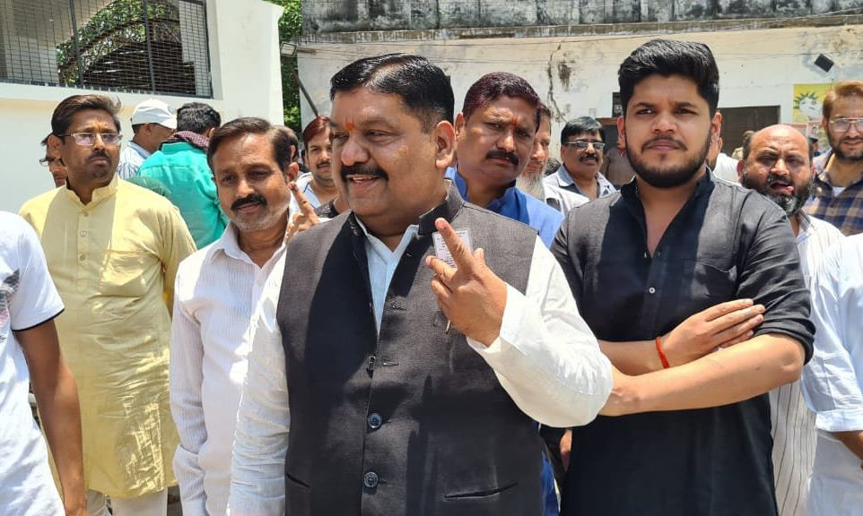 UP Nikay Chunav में आम वोटर्स से लेकर दिग्गज नेताओं ने किया मतदान, जनता ...