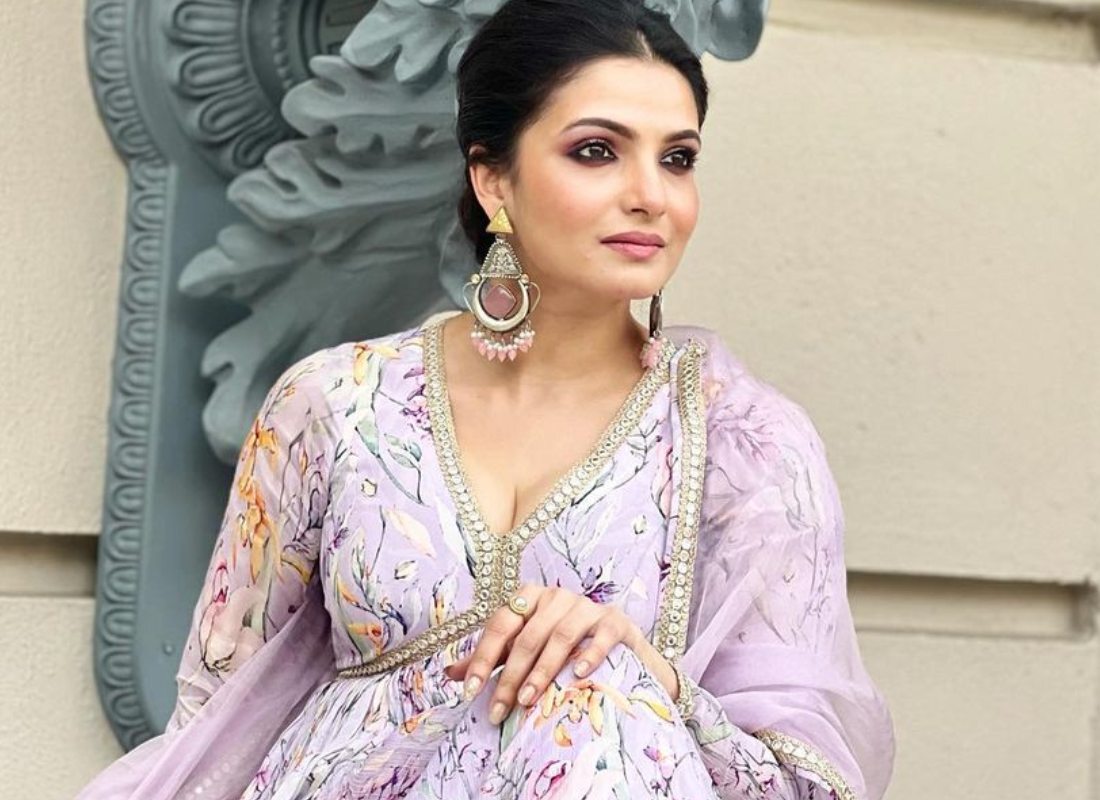 হালকা বেগুনি রঙের প্রিন্টেড লং চুড়িদারে মোহময়ী টলি ডিভা তনুশ্রী ...