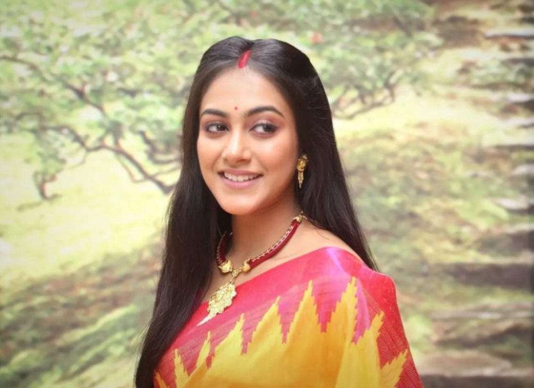 শাড়িতে অপরূপা মোহনা, পাতলা ঠোঁটের মিষ্টি হাসি নজর কাড়ছে ফ্যানেদের ...