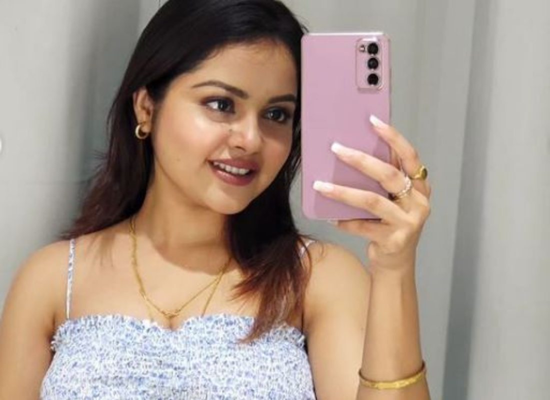 সেলফি তুলতে ব্যস্ত টেলি অভিনেত্রী নবনীতা, মিষ্টি হাসিতে মজেছেন নেট নাগরিকরা | Television actress ...