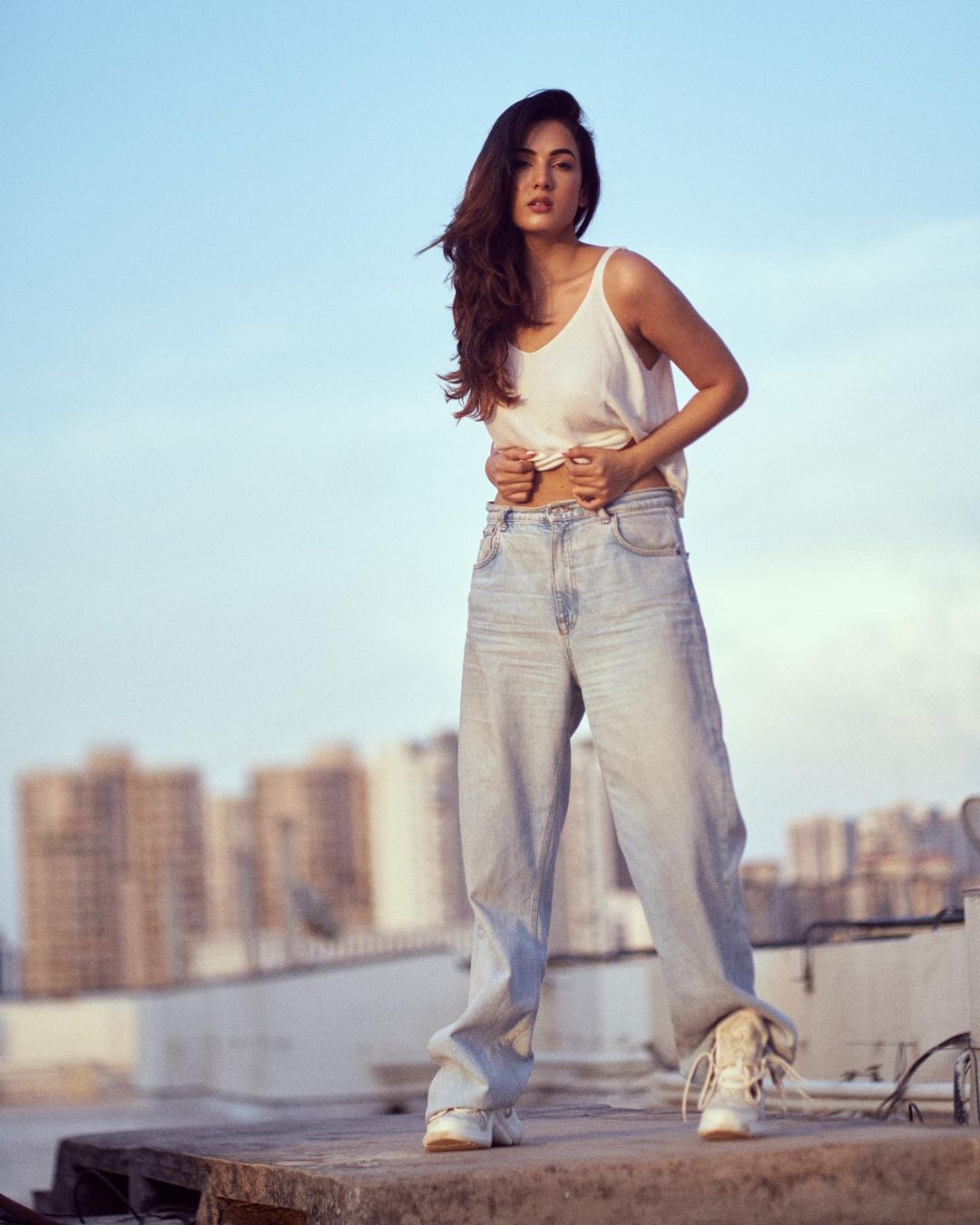 సోనాల్ చౌహన్ పరువాల విందు.. కుర్రకారులో సెగలు పుట్టిస్తున్న బ్యూటీ ...