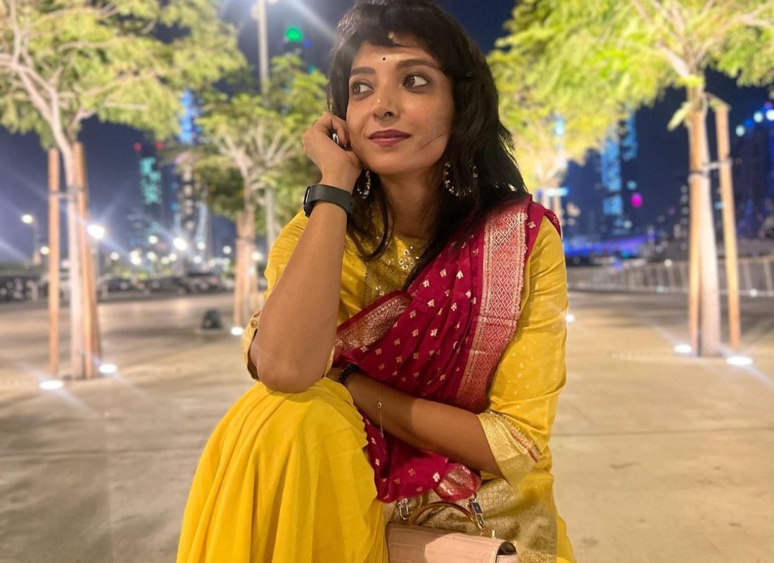 এবার ঘরোয়া অবতারে সোশ্যাল মিডিয়ায় ধরা দিলেন দেবলীনা | See actress ...