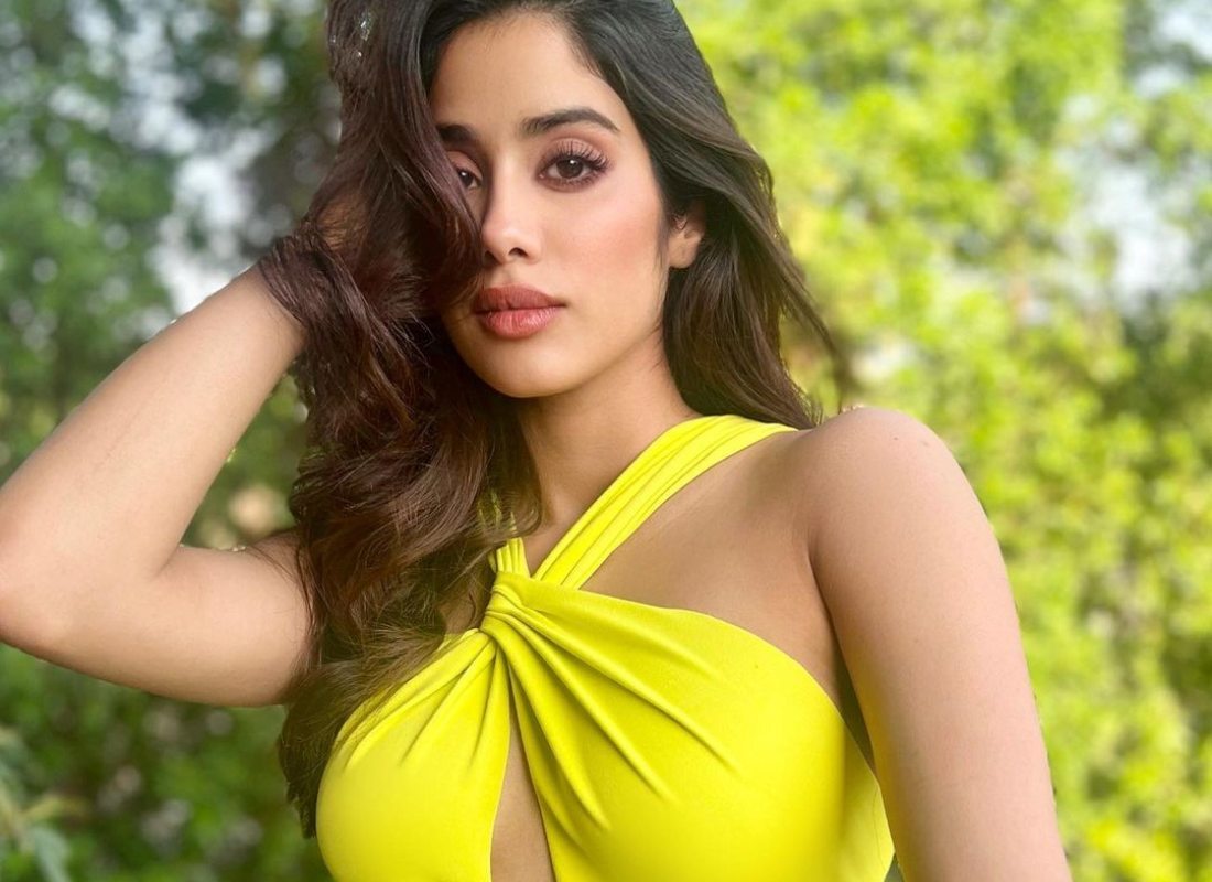 লং পোশাকে লাস্যময়ী জাহ্নবী, ছবি দেখে দিশেহারা নেটবাসী | Bollywood actress Janhvi Kapoor wear a ...