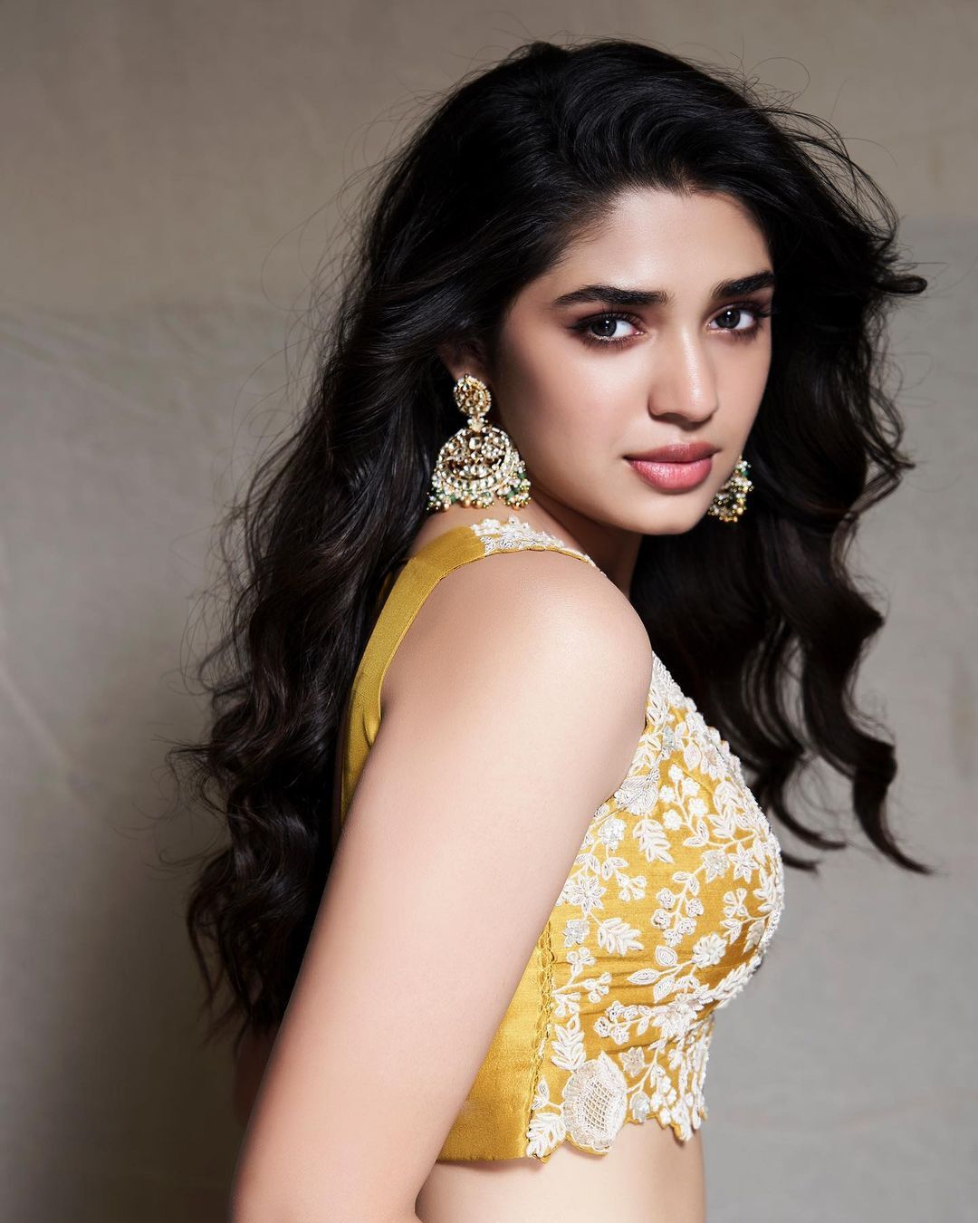 కృతి శెట్టి అందాల మెరుపులు.. చూపులతోనే కుర్రాళ్లకు గాలం వేస్తున్న బ్యూటీ..! | Actress Krithi ...