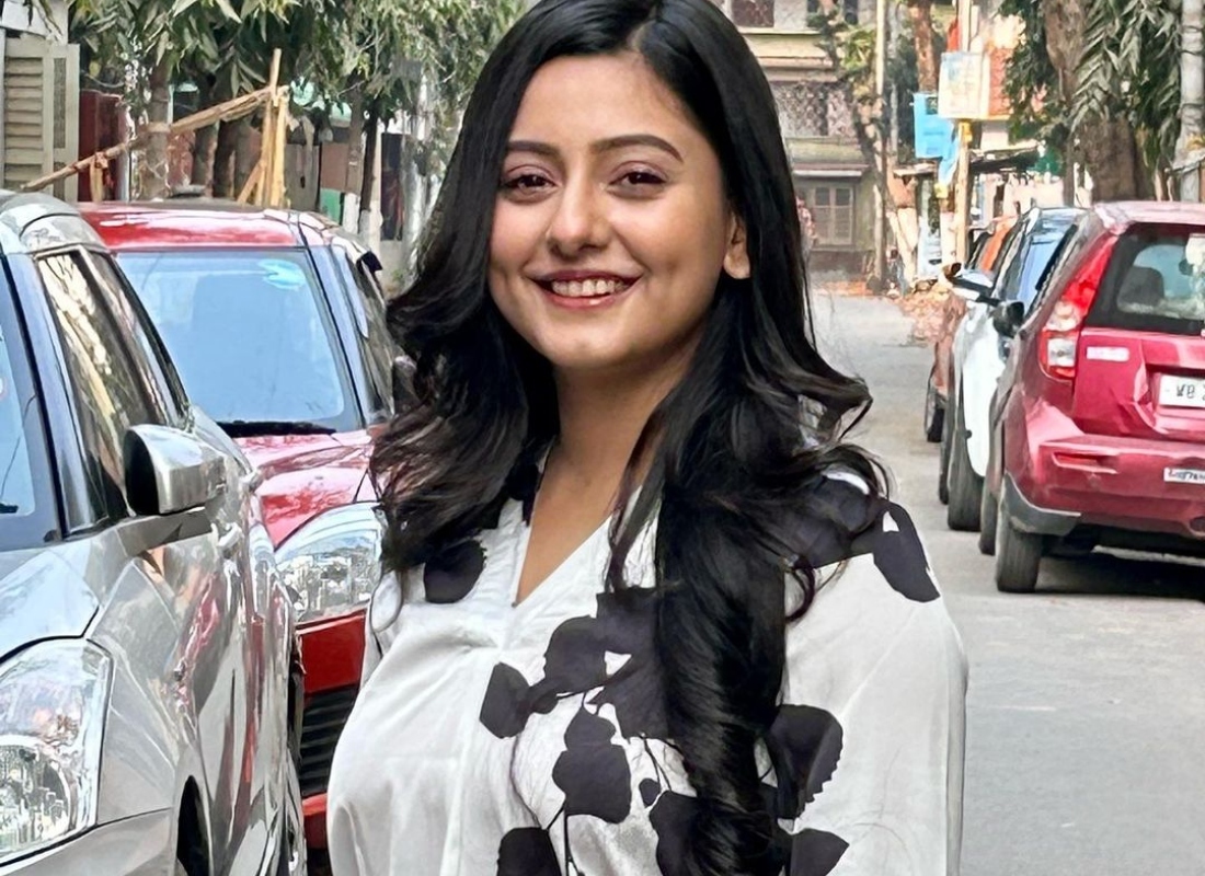 মিষ্টি হাসি দিয়ে অনুগামীদের রাতের ঘুম কাড়ছেন টেলি অভিনেত্রী শ্রাবণী ...