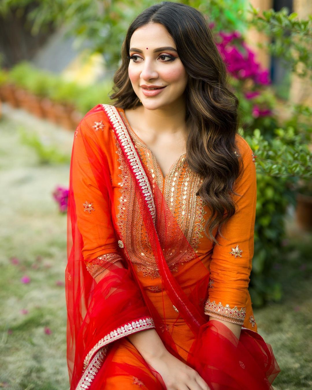 লং পোশাকে লাস্যময়ী টলি অভিনেত্রী শুভশ্রী, মায়াবী দৃষ্টিতে মজেছেন ...