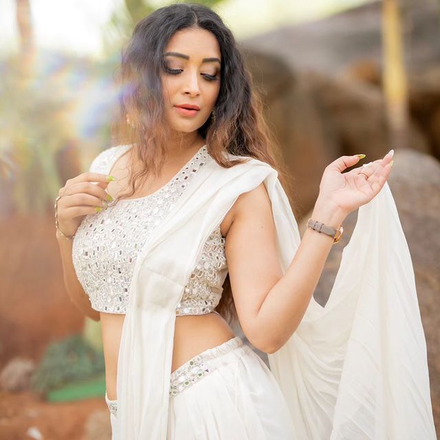 భాను శ్రీ సొగసుల విందు.. కుర్రకారుకు హాట్ ట్రీట్ ఇస్తున్న బ్యూటీ..! | Bigg boss beauty Bhanu ...