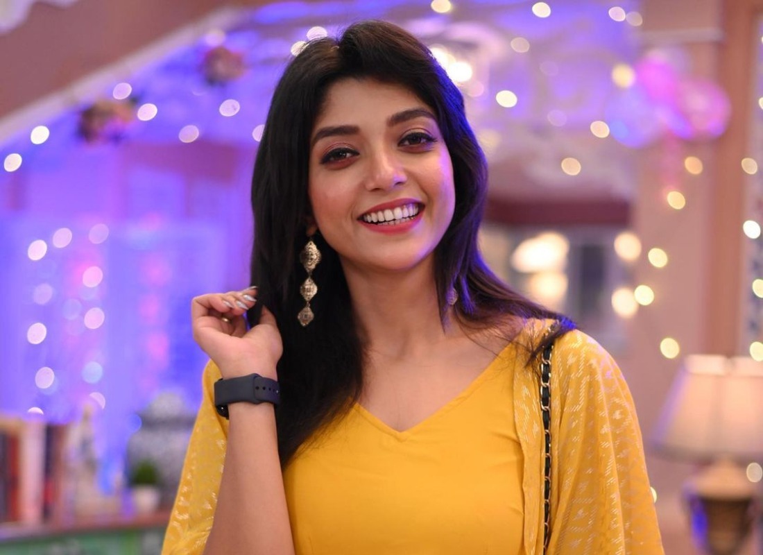 হলুদ পোশাকে দেবলীনার মায়াবী অবতারে মুগ্ধ নেট নাগরিকরা | Actress Devlina kumar wear a yellow ...