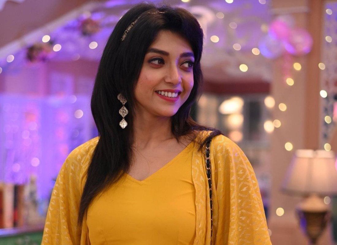 হলুদ পোশাকে দেবলীনার মায়াবী অবতারে মুগ্ধ নেট নাগরিকরা | Actress Devlina kumar wear a yellow ...