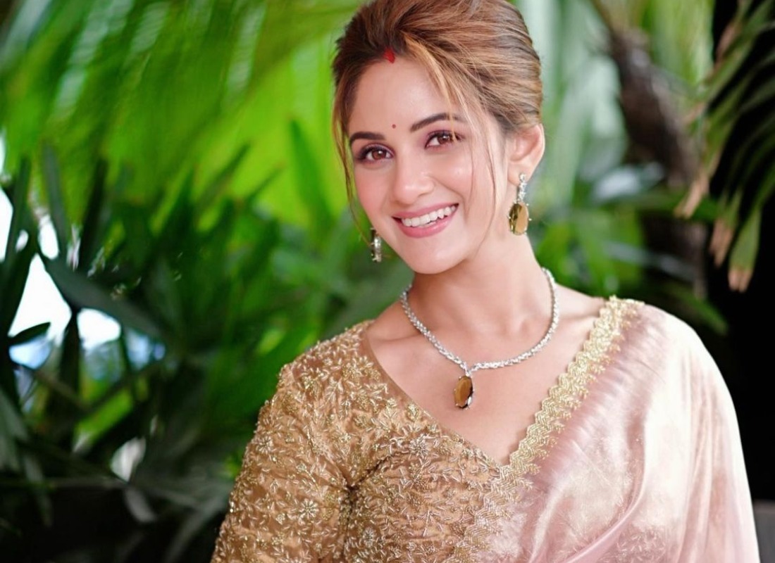 বেগুনি রঙের পোশাকে লাস্যময়ী তৃণা, মায়াবী অবতার নজর কাড়ছে ফ্যানেদের ...