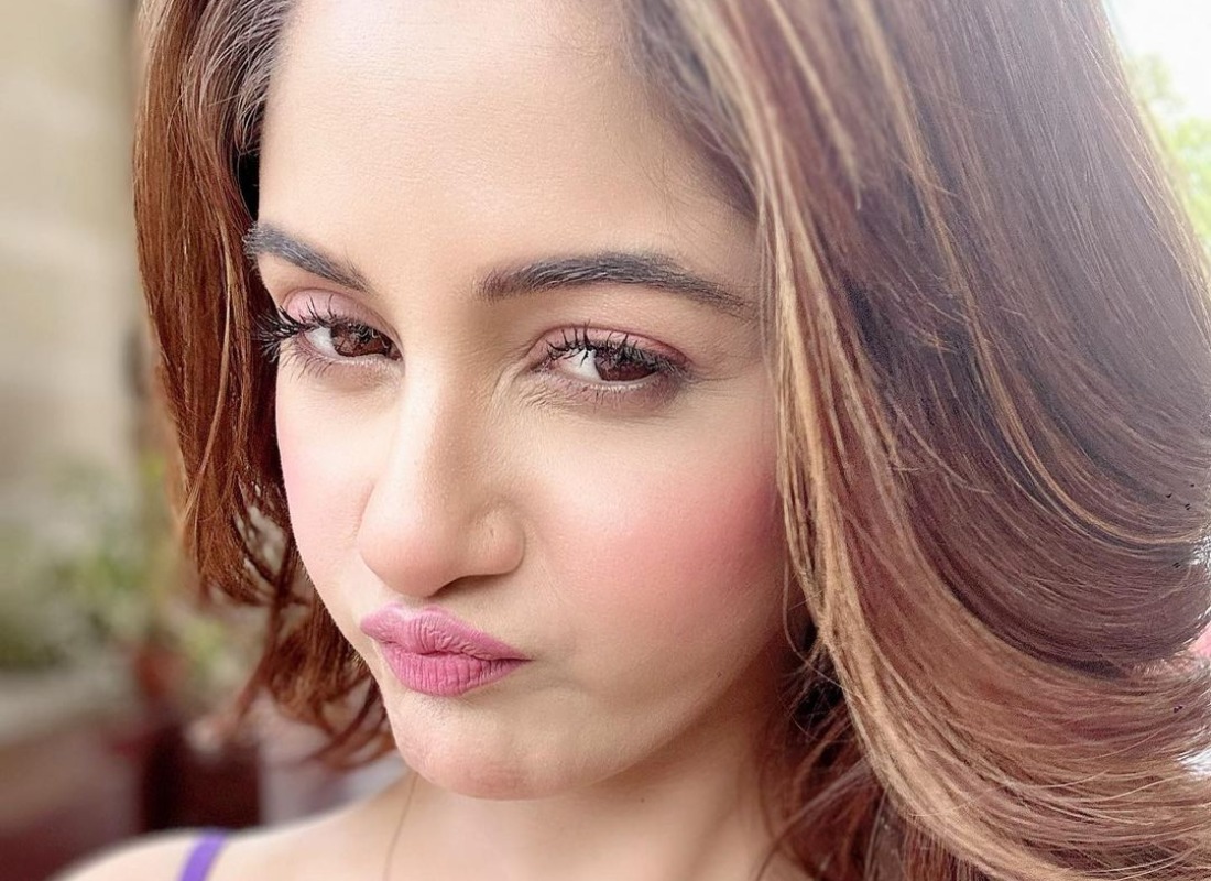 বেগুনি রঙের পোশাকে লাস্যময়ী তৃণা, মায়াবী অবতার নজর কাড়ছে ফ্যানেদের ...