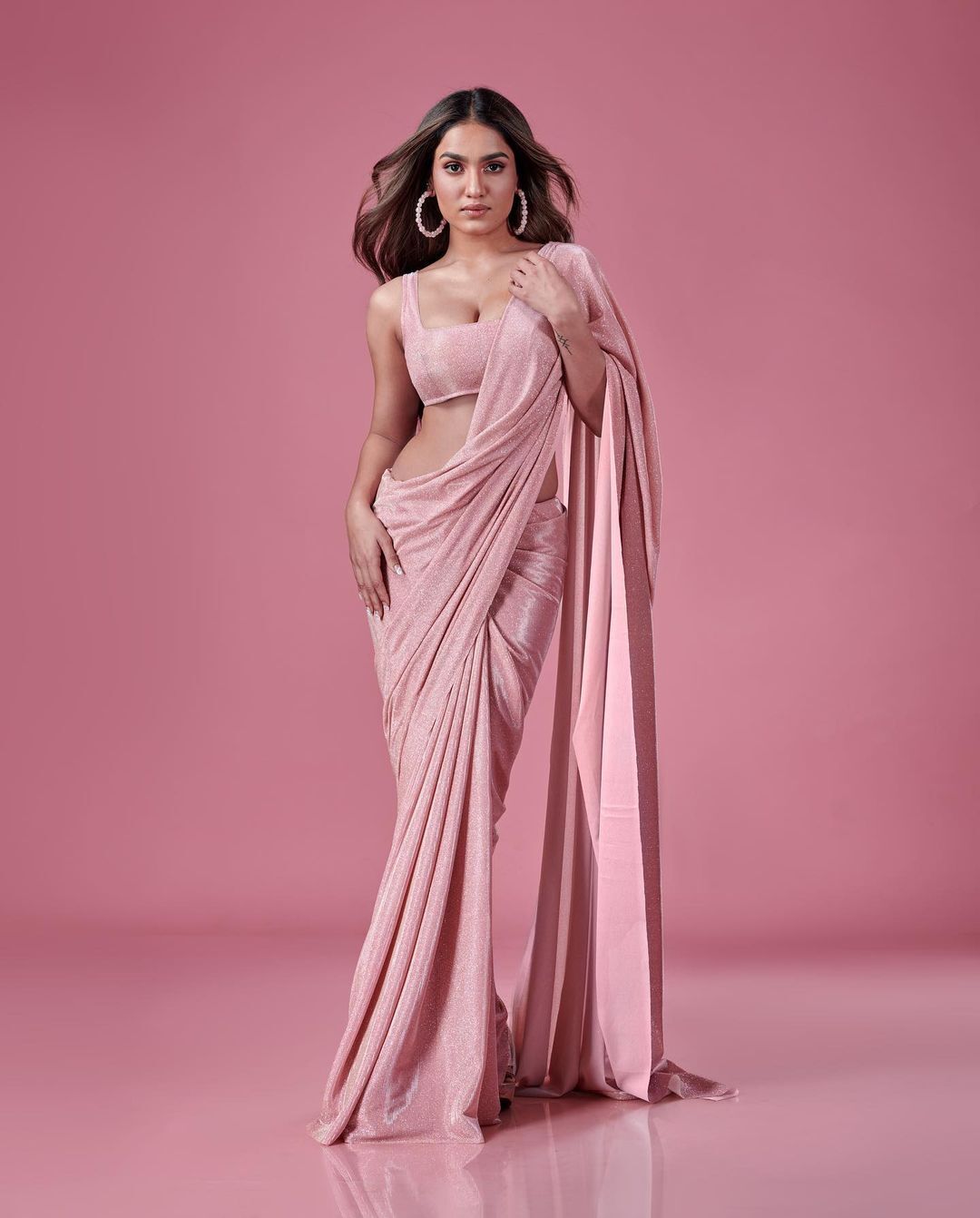 | Actress-Model Saniya Iyappan's Gorgeous Look in Pick Saree Made Wow Among Fans - Oneindia Telugu