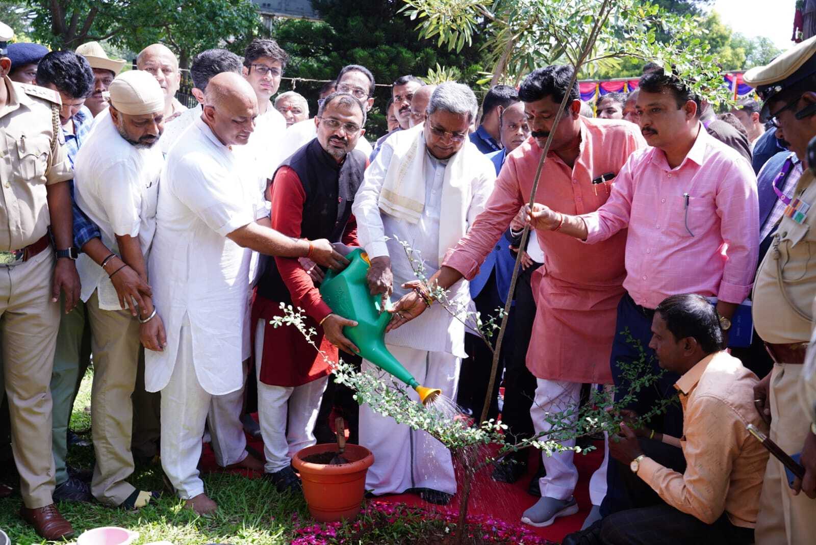ದೇವರಾಜ ಅರಸು ಸ್ಮರಣಾರ್ಥವಾಗಿ ವಿಧಾನಸೌಧದಲ್ಲಿ ಗಿಡ ನೆಟ್ಟ ಸಿದ್ದರಾಮಯ್ಯ | CM ...