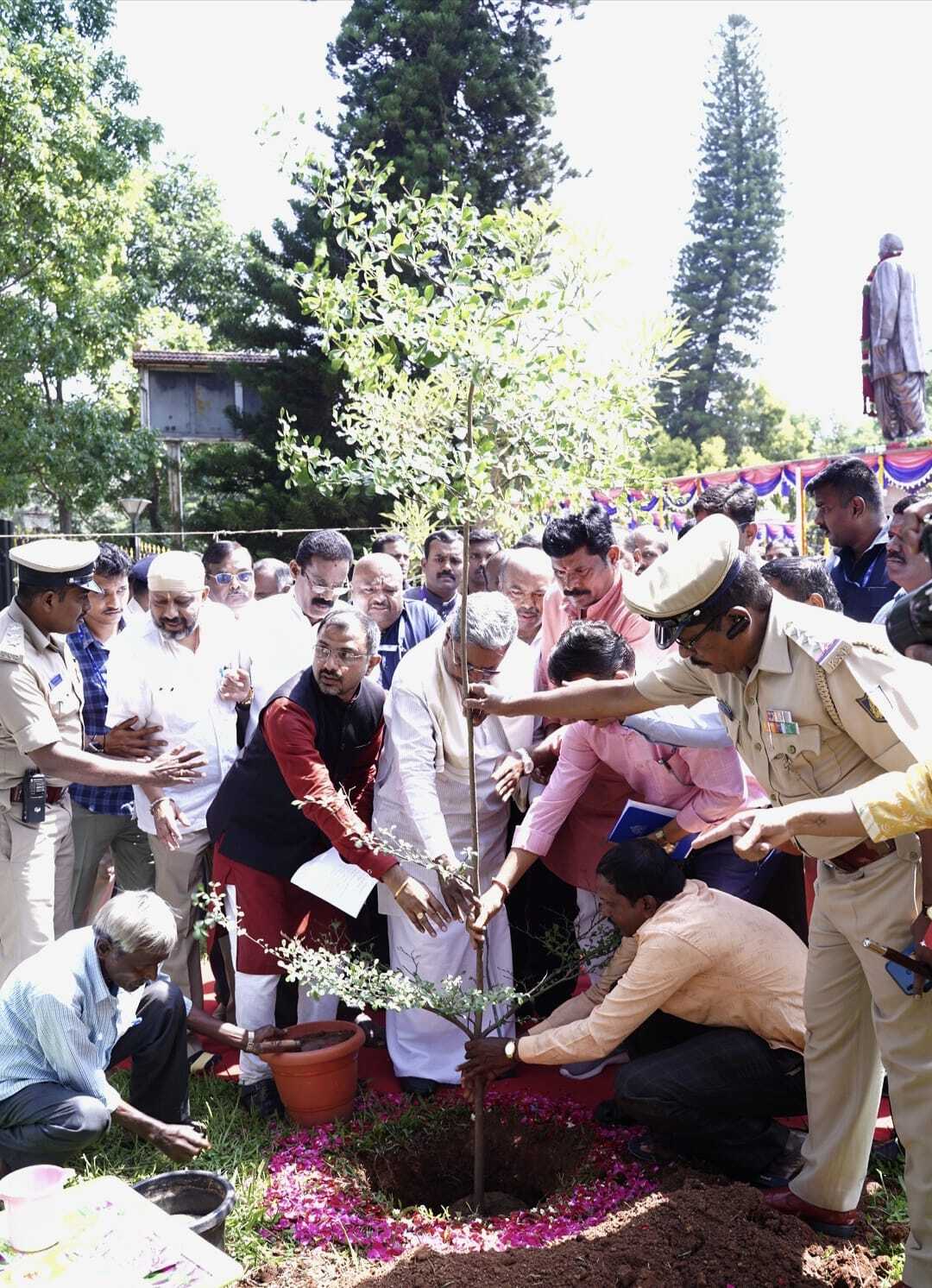 ದೇವರಾಜ ಅರಸು ಸ್ಮರಣಾರ್ಥವಾಗಿ ವಿಧಾನಸೌಧದಲ್ಲಿ ಗಿಡ ನೆಟ್ಟ ಸಿದ್ದರಾಮಯ್ಯ | CM ...