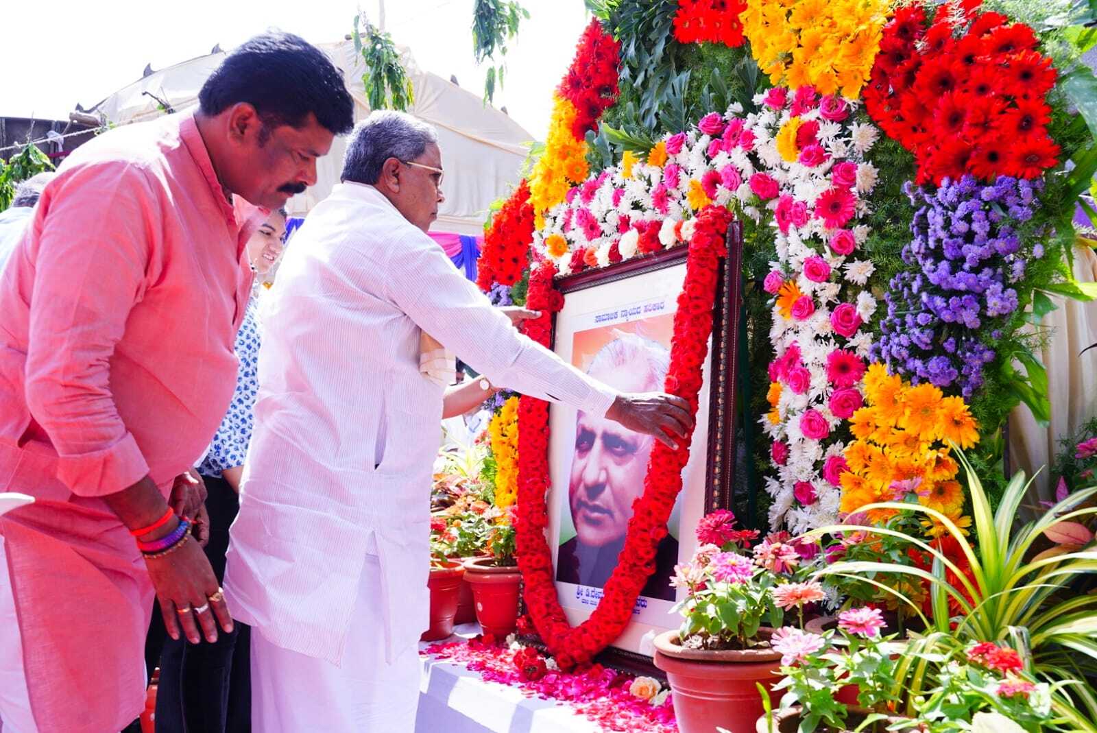 ದೇವರಾಜ ಅರಸು ಸ್ಮರಣಾರ್ಥವಾಗಿ ವಿಧಾನಸೌಧದಲ್ಲಿ ಗಿಡ ನೆಟ್ಟ ಸಿದ್ದರಾಮಯ್ಯ | CM ...