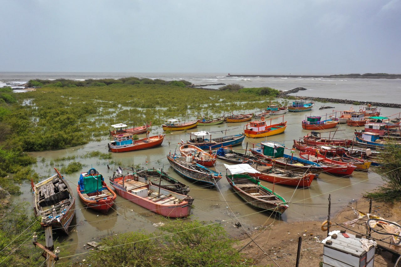 Cyclone Biparjoy live photo: आसमान से लेकर समुद्र तक दहशत, तस्वीरें ...