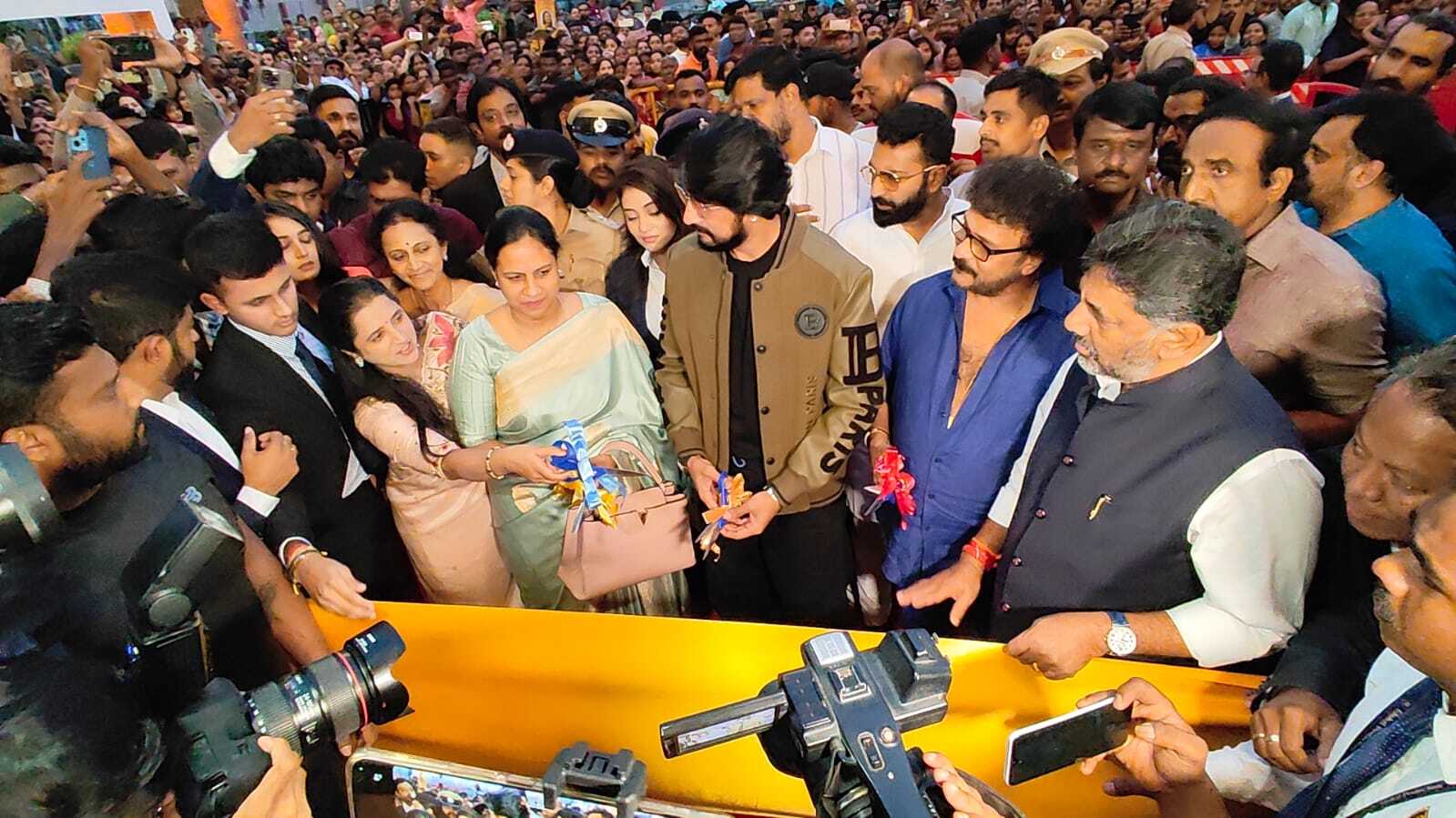 ನಟ ರವಿಚಂದ್ರನ್‌, ಕಿಚ್ಚ ಸುದೀಪ್‌, ಅಶ್ವಿನಿ ಪುನೀತ್‌ ರಾಜ್‌ ಕುಮಾರ್‌ ಜೊತೆ ...