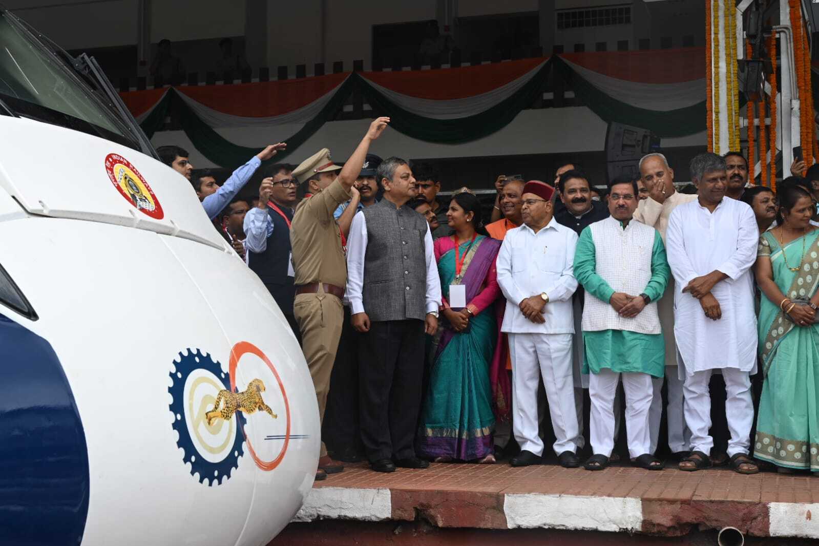 Vande Bharat Express: ಧಾರವಾಡದಲ್ಲಿ ವಂದೇ ಭಾರತ್‌ ರೈಲು ಉದ್ಘಾಟನೆ ಸಮಾರಂಭ ...