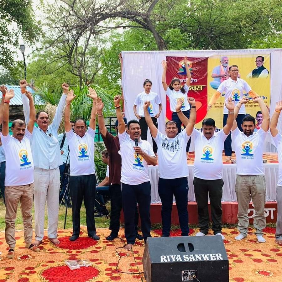 International Yoga Day पर Indore में योगाभ्यास तस्वीरों में देखिए झलक