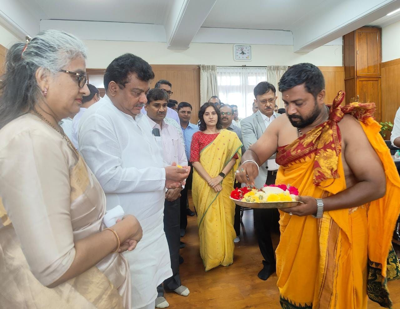 ಬಸವಣ್ಣನ ಪೋಟೋಗೆ ಪೂಜೆ ಸಲ್ಲಿಸಿ ವಿಧಾನಸೌಧದ ಕಚೇರಿ ಉದ್ಘಾಟಿಸಿದ ಸಚಿವ ಎಂಬಿ ಪಾಟೀಲ್ ...