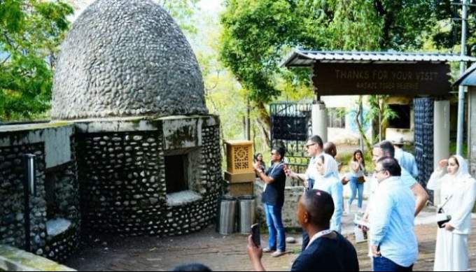 PHOTOS: G20 के विदेशी मेहमानों ने की गंगा आरती, ऋषिकेश में योगा और ...