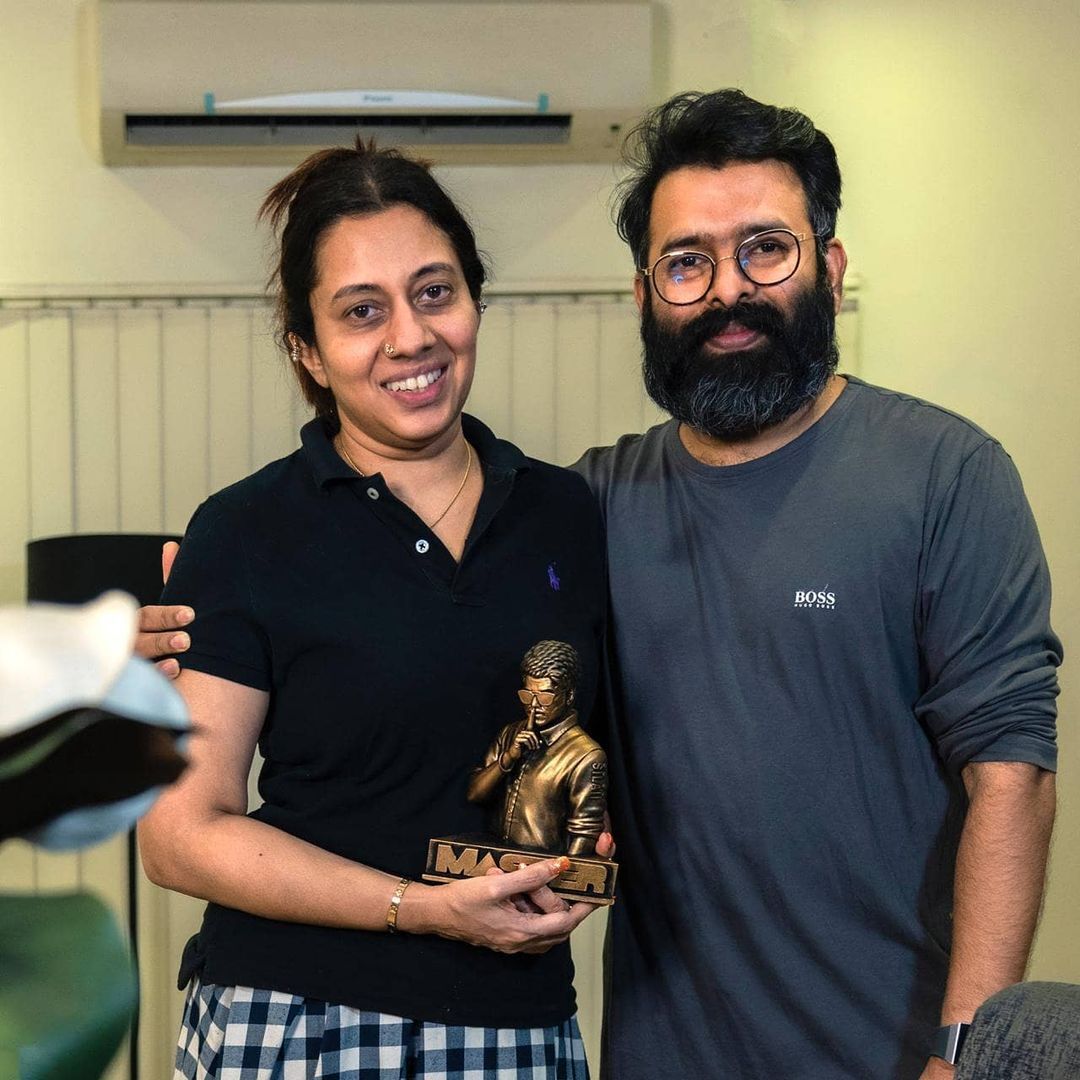 photos : பிரபல இசையமைப்பாளரின் மனைவியா இவங்க.. இந்த பாடல் அவர் ...