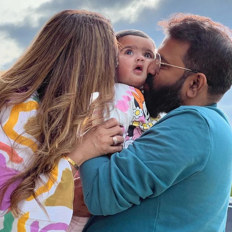 photos : பிரபல இசையமைப்பாளரின் மனைவியா இவங்க.. இந்த பாடல் அவர் ...