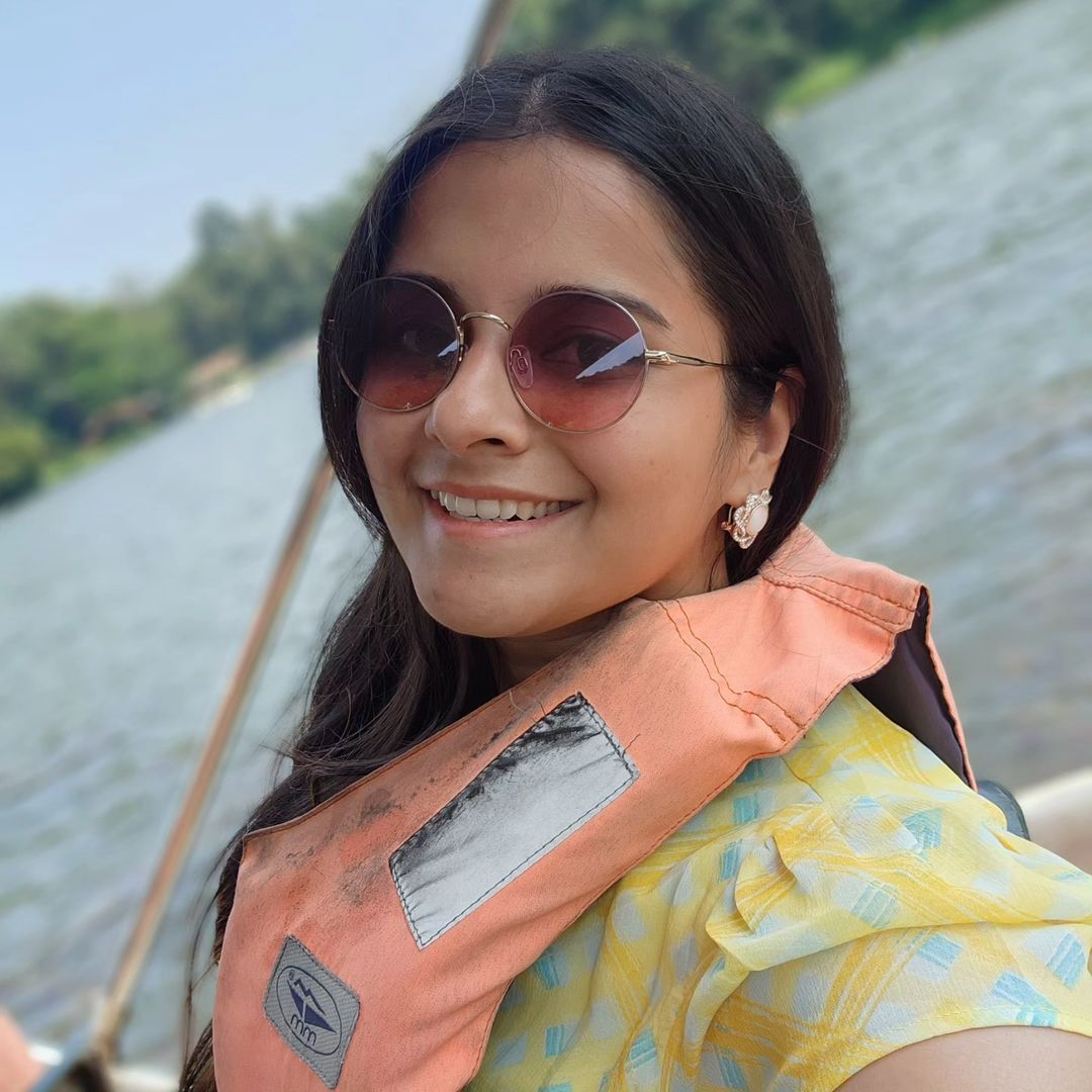 photos : தனியாக படகில் சவாரி செய்யும் எதிர்நீச்சல் சீரியல் நடிகை.. எங்க ...