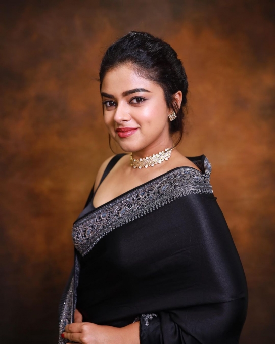 photos: நடிகை சித்தி இட்னானி அணிந்திருக்கும் இந்த உடையின் விலை என்ன ...