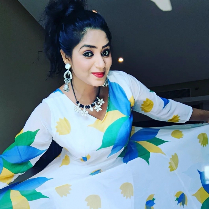 PHOTOS: கொல்லிமலை அருவியில் ஜாலி பண்ணும் பிரபல சீரியல் வில்லி.. இணையத்தை கலக்கும் புகைப்படங்கள் ...