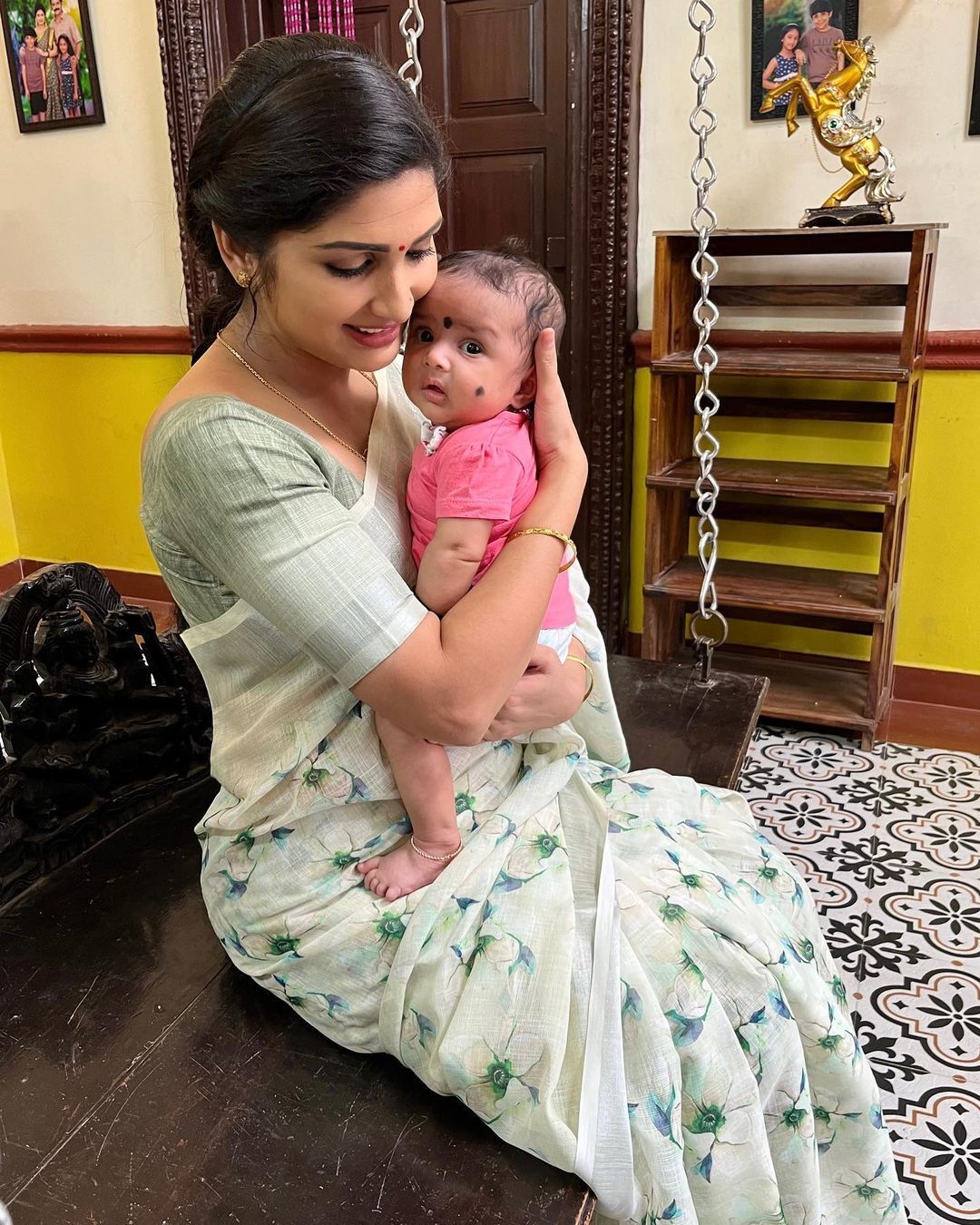 photos: குழந்தையை கொஞ்சி மகிழும் செவ்வந்தி சீரியல் நடிகை.. குழந்தை அவரை ...