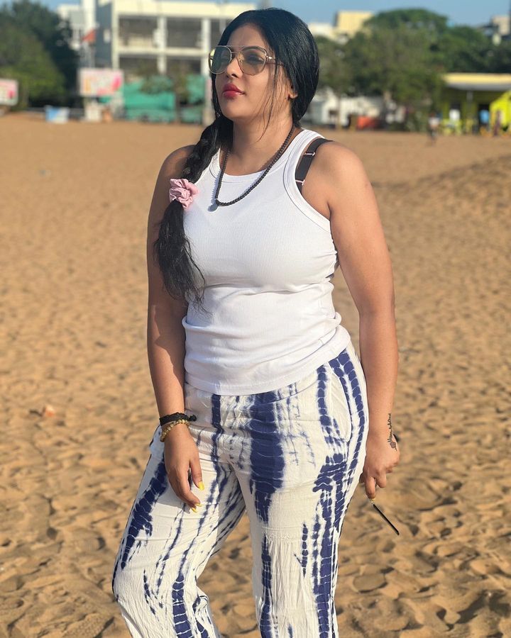 PHOTOS: கலக்கல் உடையில் போஸ் கொடுத்த ராதிகா.. கோபி சார் பாத்தா அவ்வளவுதான்.. கமெண்ட் அடிக்கும் ...