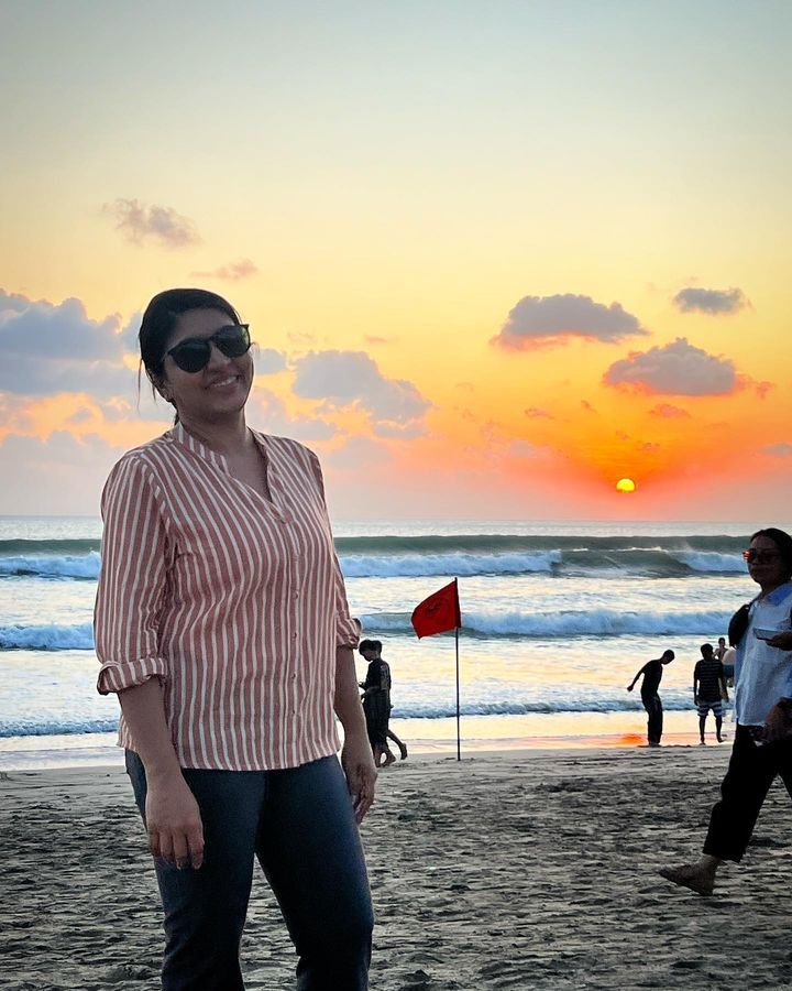 PHOTOS: 'எதிர்நீச்சல்' சீரியல் ரேணுகாவா இது? மாடர்ன் உடையில் மிரட்டுறாங்களே.. ஸ்தம்பித்த ...