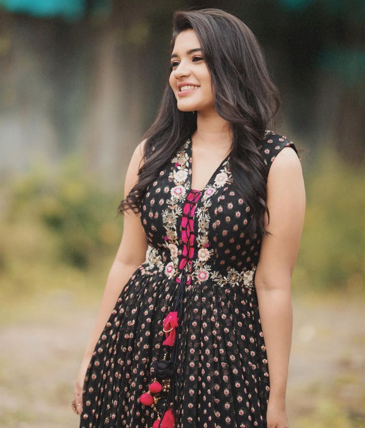 PHOTOS: கொஞ்சம் ஓவரா தான் போறோமோ.. கண்ணடி முன் ரொமான்ஸ் பண்ணும் ...