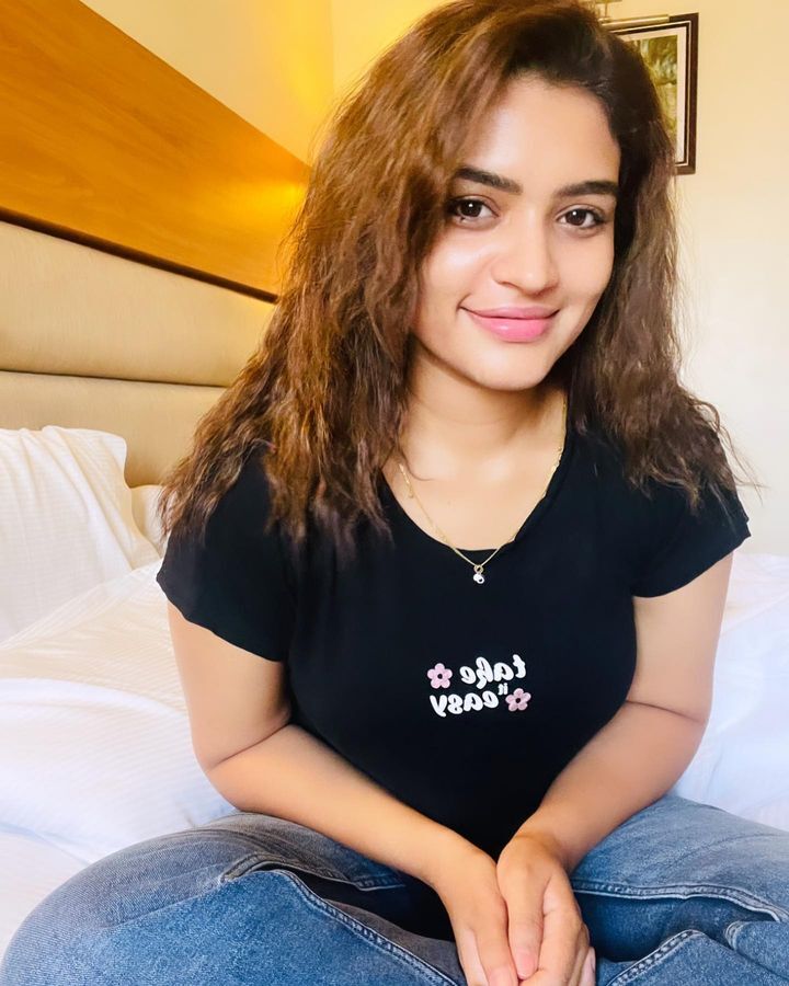 PHOTOS: கொஞ்சம் ஓவரா தான் போறோமோ.. கண்ணடி முன் ரொமான்ஸ் பண்ணும் ...