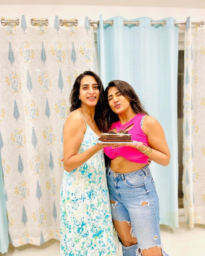 PHOTOS: நடிகை சுரேகா வாணியின் மகளா இது? இணையத்தை கலக்கும் சுரேகா வாணியின் புகைப்படங்கள் ...