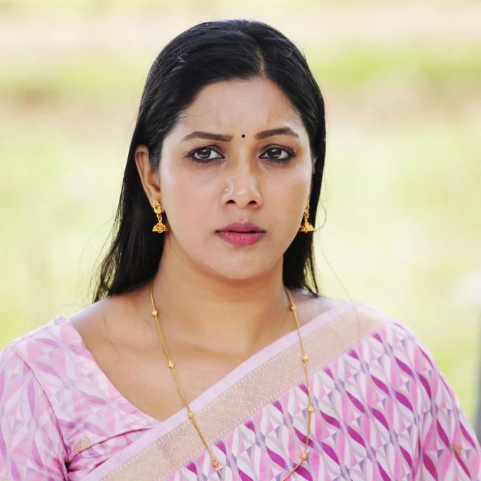 photos: கன்னத்தில் முத்தமிட்டாள் சீரியலில் அம்மாவாக நடிச்சது இவங்களா.. இணையத்தை கலக்கும் ...