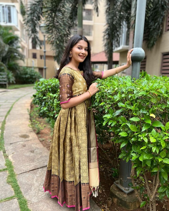 | childhood actress Yuvina Parthavi latest pics goes trending on social ...