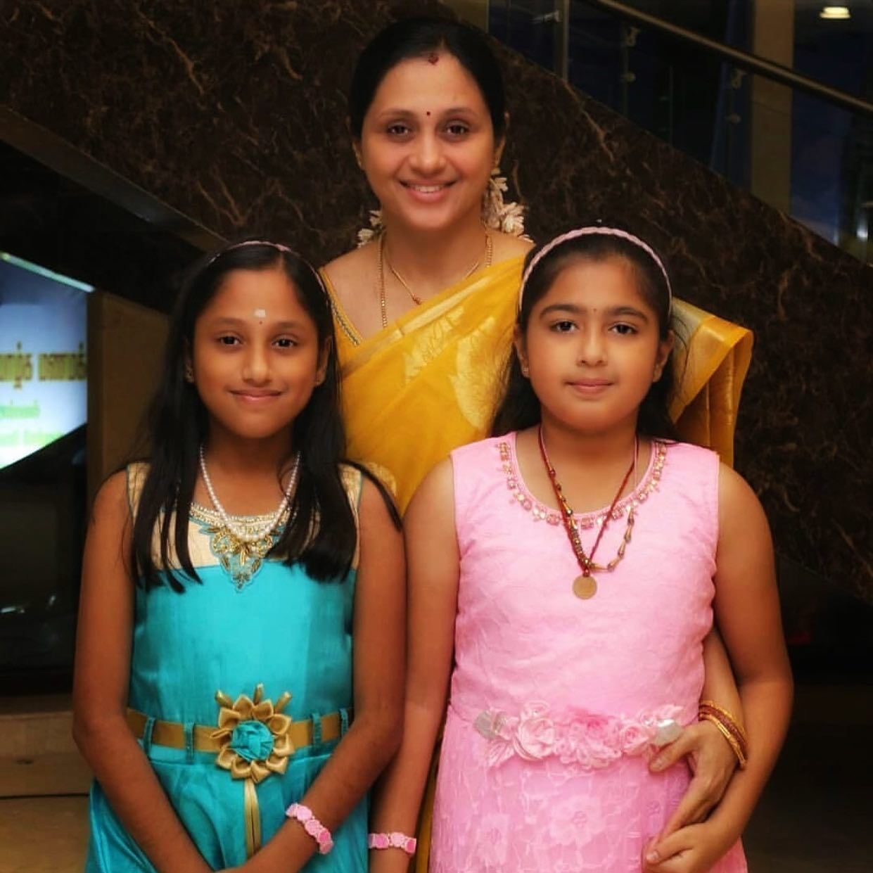 PHOTOS: நடிகை தேவயானியின் மகளை பாத்துருக்கீங்களா? புடவையில் அப்படியே அம்மா மாதிரியே இருக்காங்களே ...