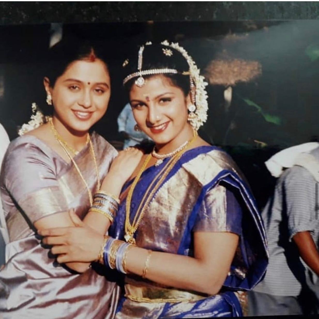 PHOTOS: நடிகை தேவயானியின் மகளை பாத்துருக்கீங்களா? புடவையில் அப்படியே அம்மா மாதிரியே இருக்காங்களே ...