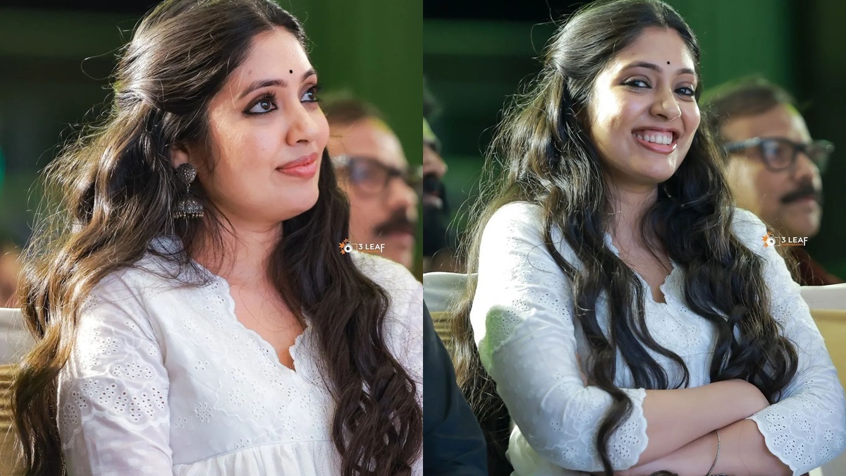 Veena Nandakumar's Stunning Entry in Trailer Launch Function of Voice ...