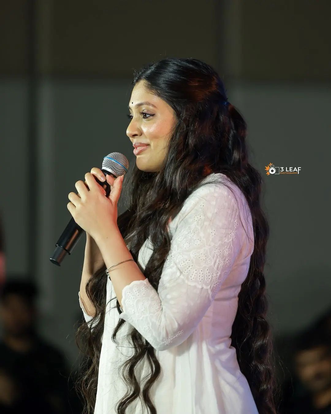 Veena Nandakumar's Stunning Entry in Trailer Launch Function of Voice ...