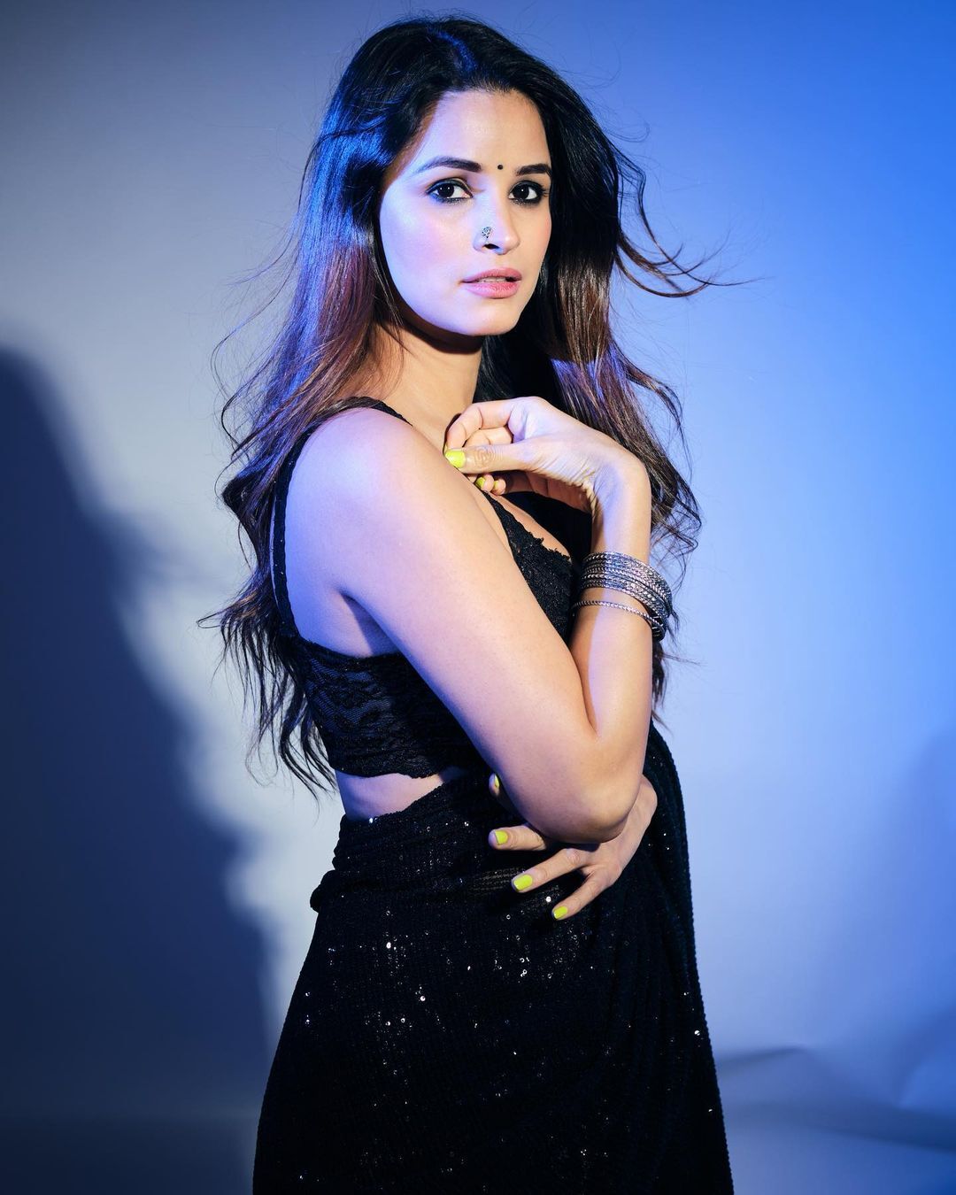 ब्लैक साड़ी में हुस्न की मलिका बनीं नजर आईं एक्ट्रेस चेतना पांडे, फैंस ...