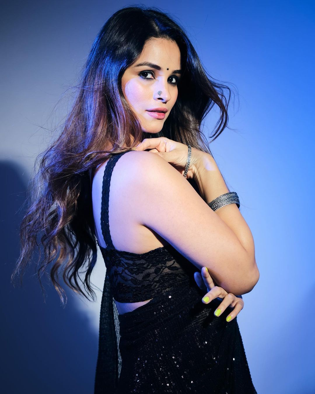 ब्लैक साड़ी में हुस्न की मलिका बनीं नजर आईं एक्ट्रेस चेतना पांडे, फैंस ...