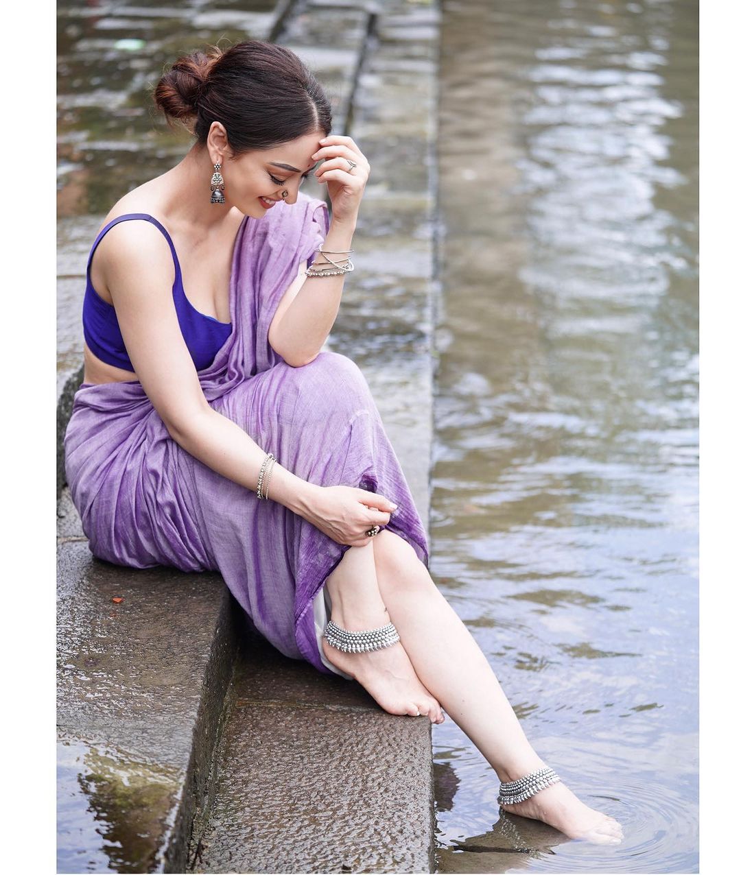 కవ్వించే అందాలతో మైమరిపిస్తున్న సందీప ధార్. | stunning looks of Actress ...