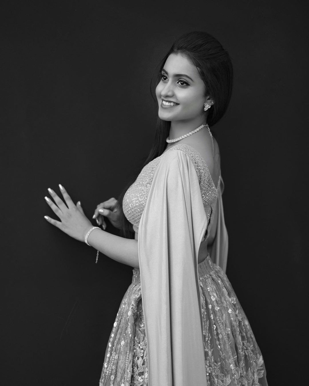 దీపిక పిల్లి సొగసుల విందు .. కుర్రకారు తెగ అట్రాక్ట్ చేస్తున్న బ్యూటీ..! | stunning looks of ...