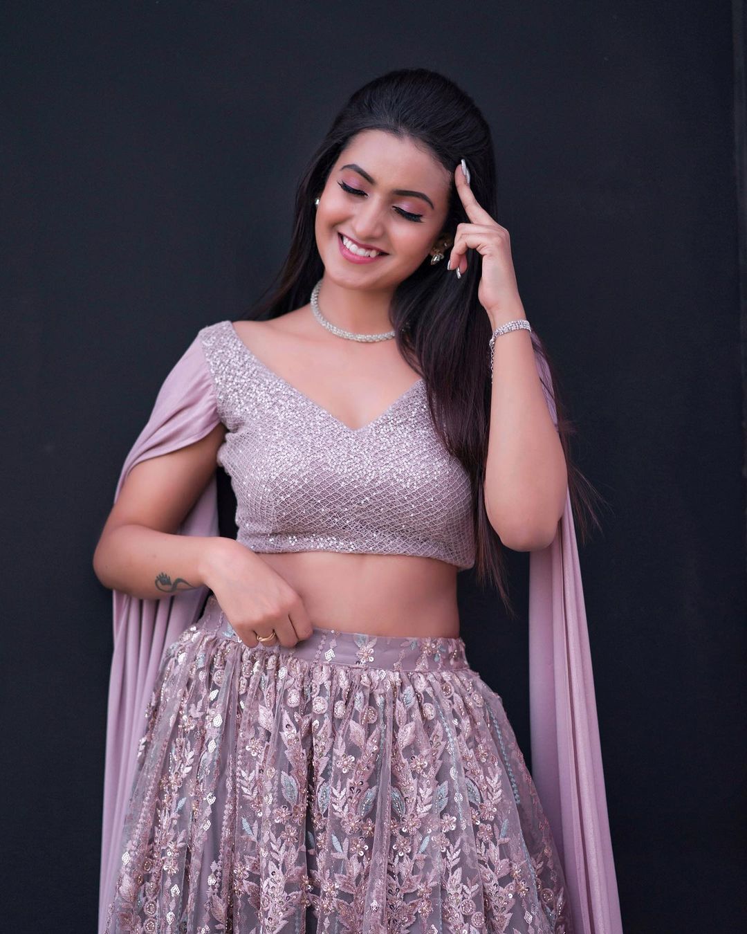 దీపిక పిల్లి సొగసుల విందు .. కుర్రకారు తెగ అట్రాక్ట్ చేస్తున్న బ్యూటీ..! | stunning looks of ...