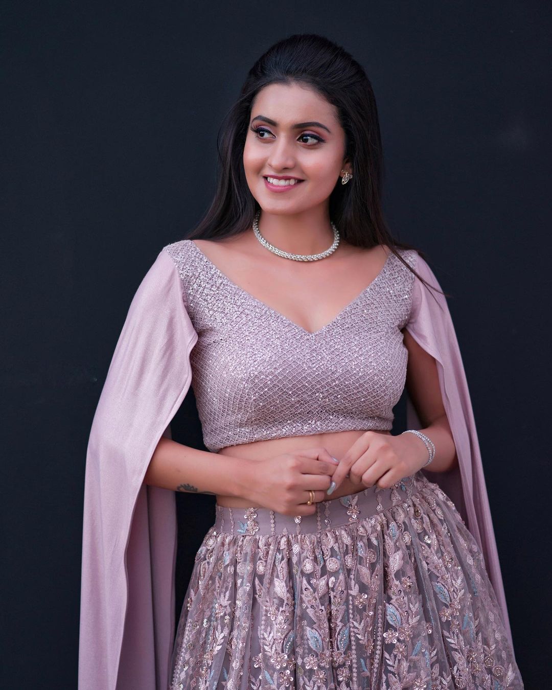 దీపిక పిల్లి సొగసుల విందు .. కుర్రకారు తెగ అట్రాక్ట్ చేస్తున్న బ్యూటీ ...